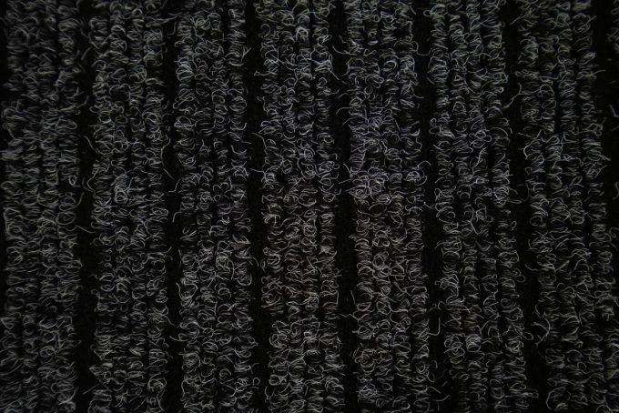 Bil og båt teppe Lines antrasitt 2m - Gulvmax.no - gulv rett hjem